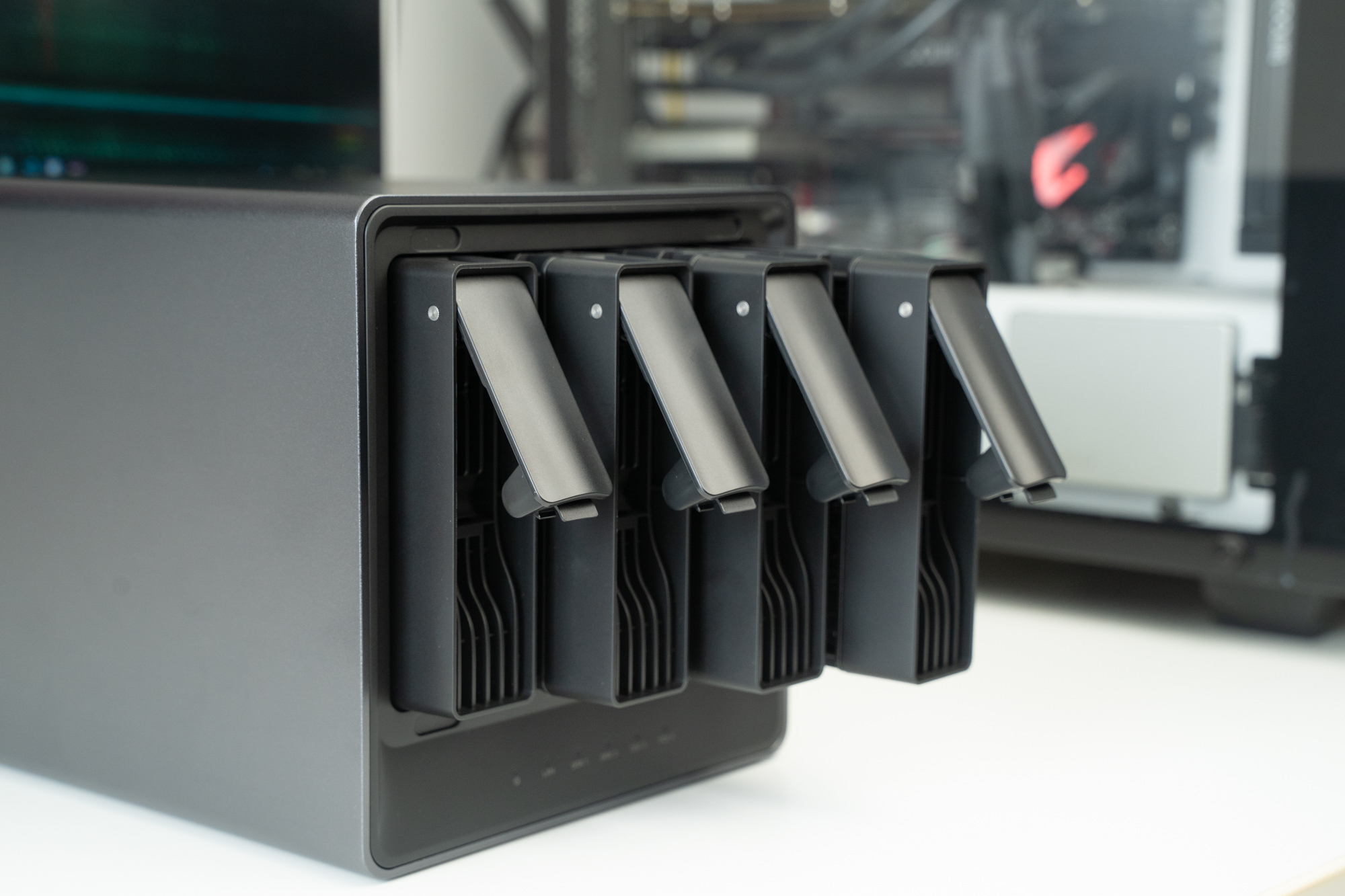 不想折腾：绿联 DX4600 国产 NAS 开箱体验 | 罗磊的独立博客