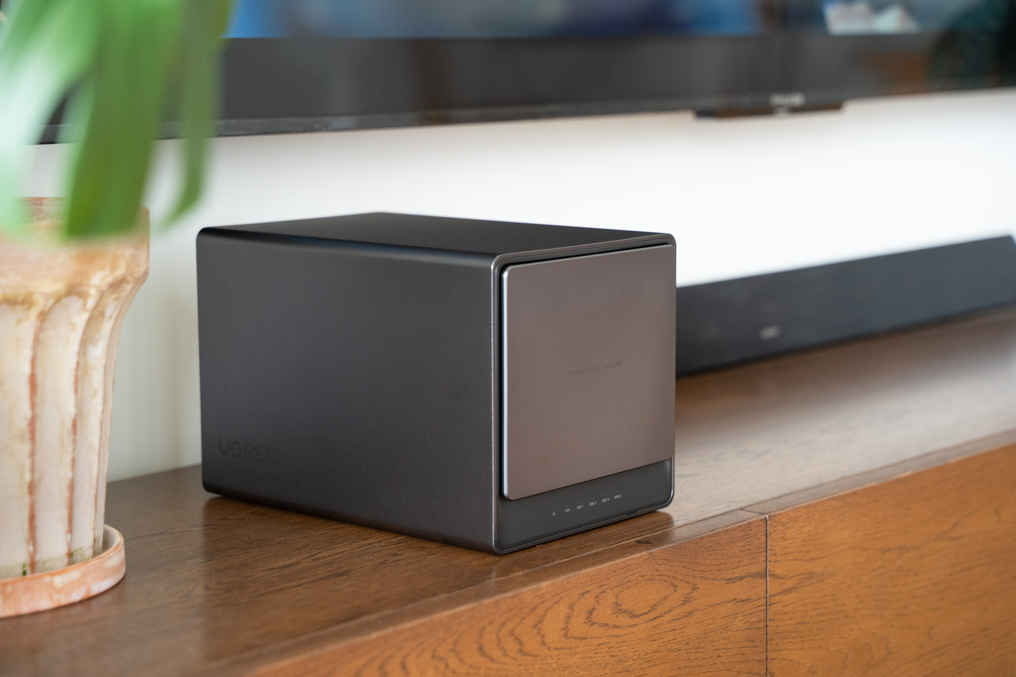 不想折腾：绿联 DX4600 国产 NAS 开箱体验 | 罗磊的独立博客