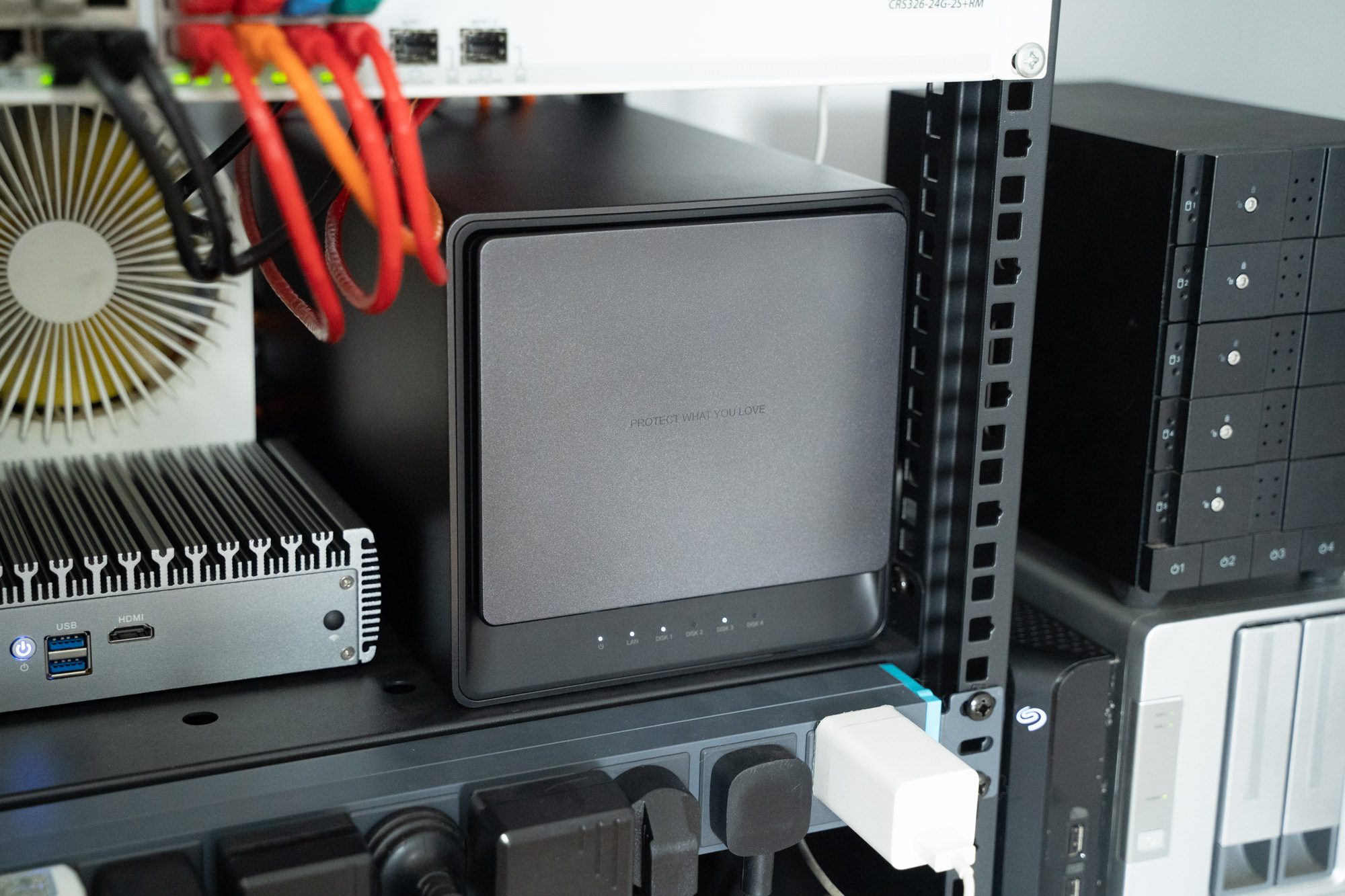 不想折腾：绿联 DX4600 国产 NAS 开箱体验 | 罗磊的独立博客